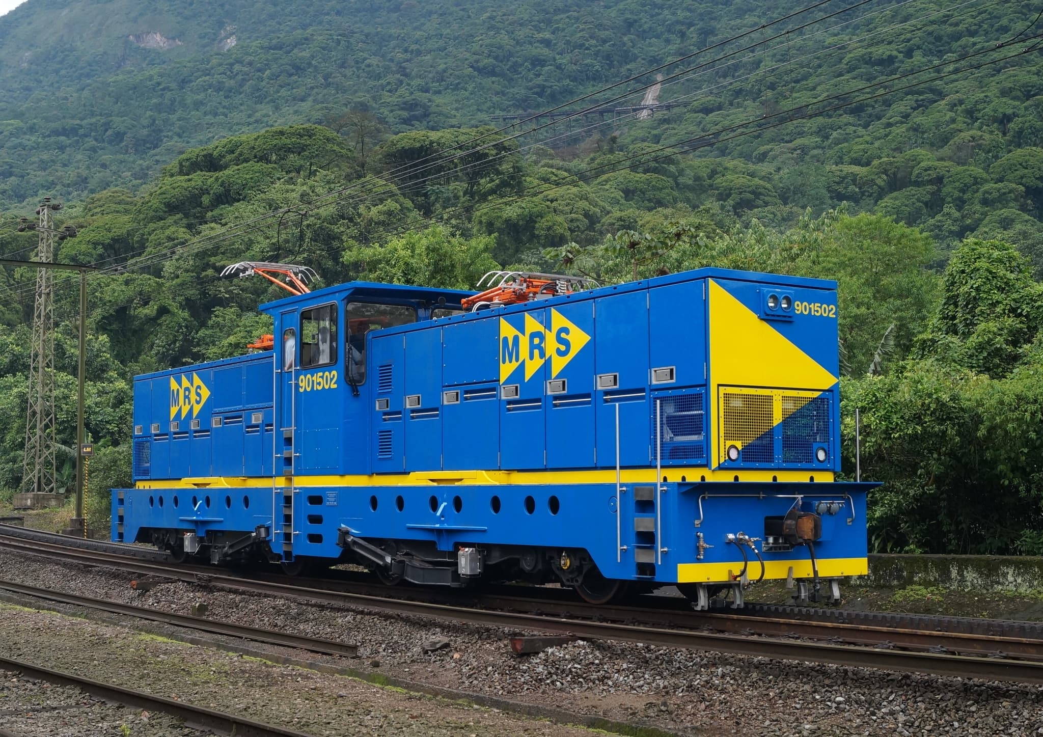 Electric rack-and-pinion and adhesion locomotive for MRS | Stadler